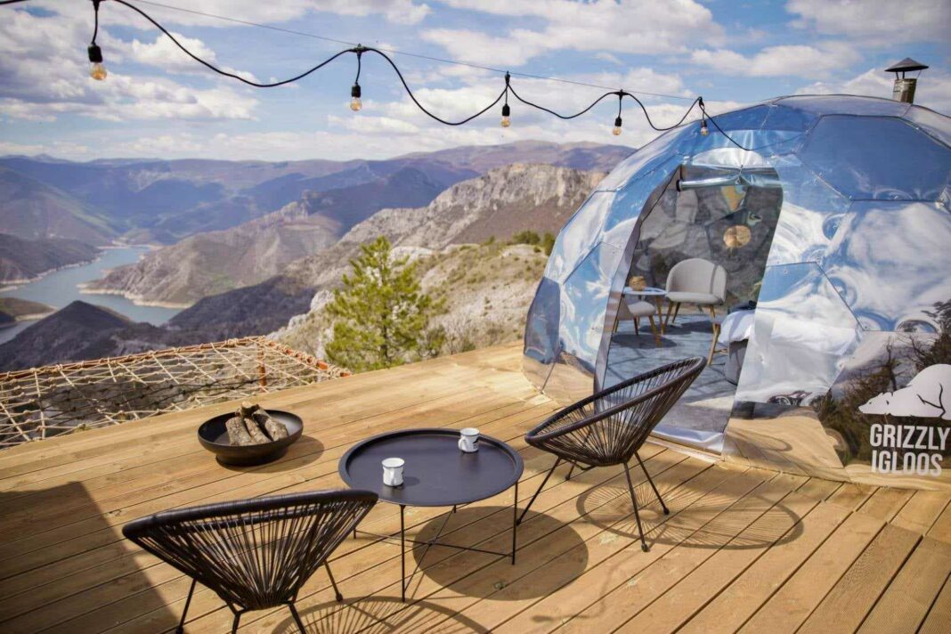 Нова уникатна актракција! Александар Христов изгради Grizzly igloos со ...